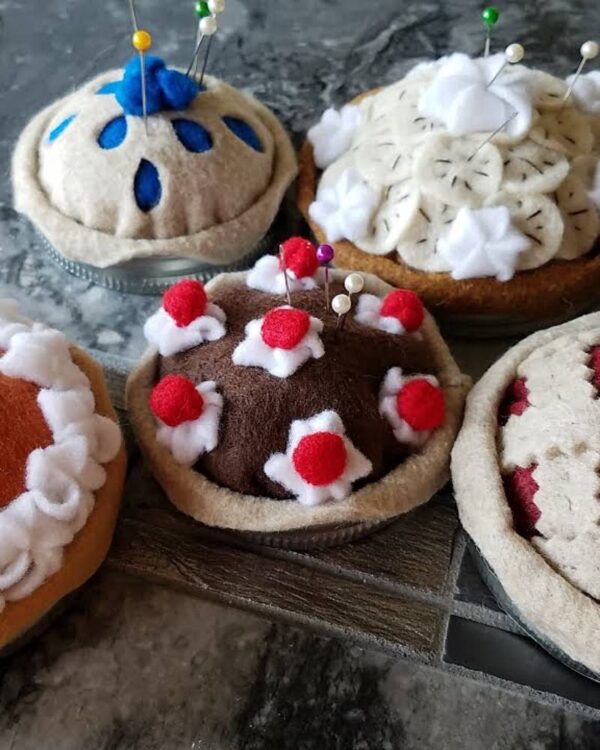 42 Cute and Simple Pin Cushion Ideas • Craft Passion